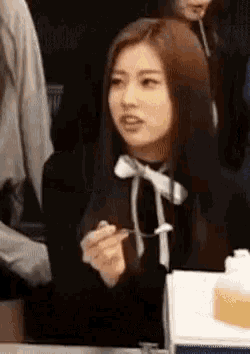 Hyewon Cake GIF - Hyewon Cake Spill Food - Discover & Share GIFs