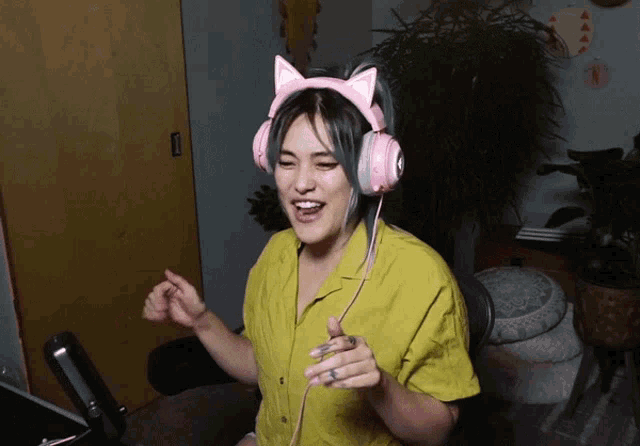 Dancing Avagg GIF - Dancing Avagg Shaking - Discover & Share GIFs